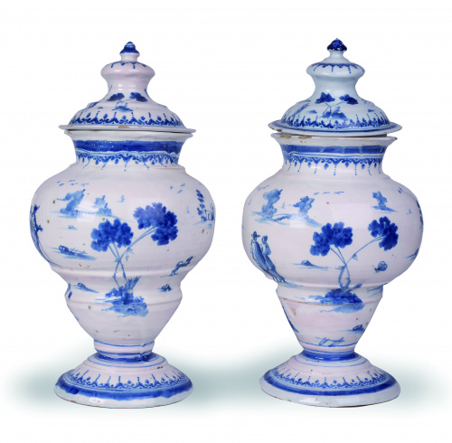 Pareja de jarrones con tapa esmaltados en azul de cobalto, marca